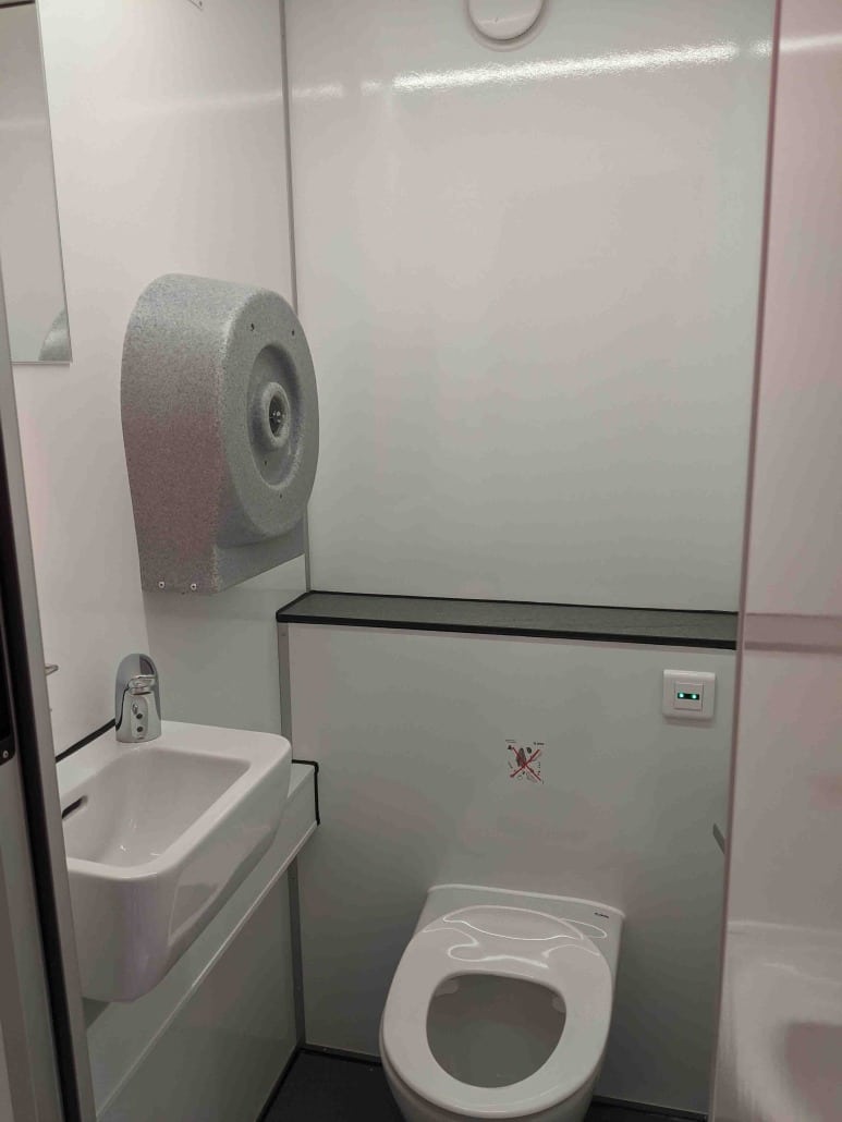 Toilet module with 3 toilets - Equipment Rental | Godik.dk